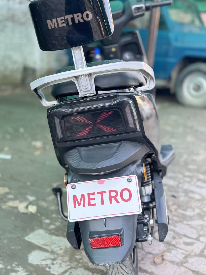 Metro Thrill Pro - Electric Bikes - 1110702350