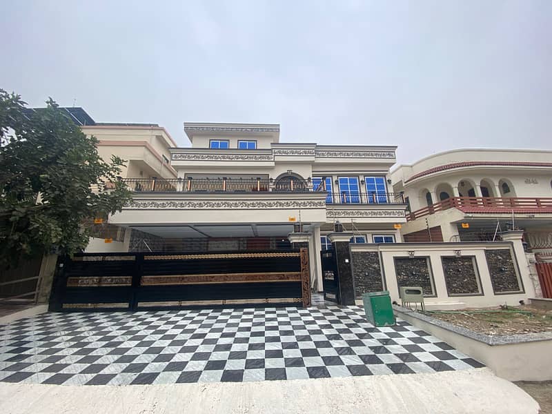 One Kanal Spanish Type House For Sale - Houses - 1110806217