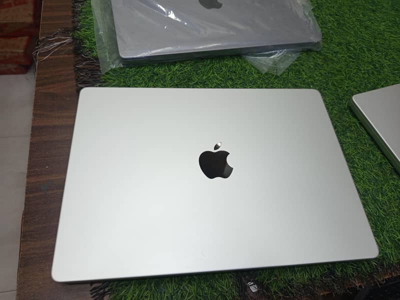 MacBook pro M2 max 14 inch display 100 battery health - Laptops ...
