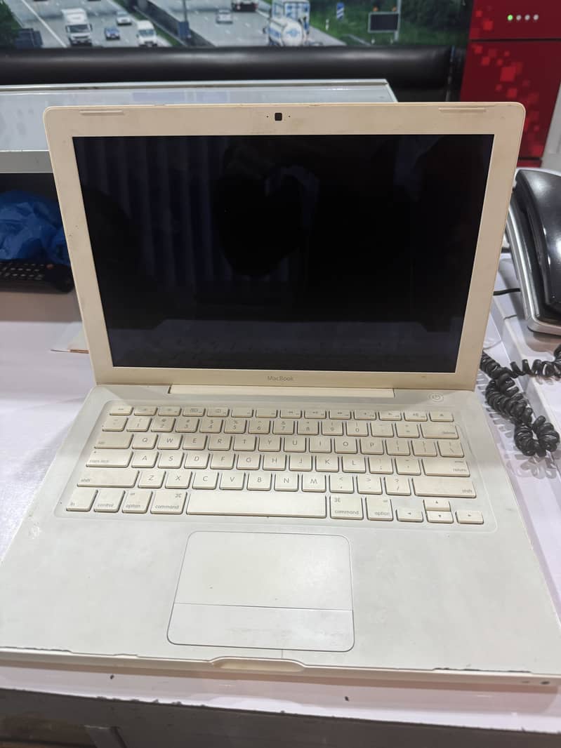 Macbook 2009 turns on but automatically turns off - Laptops - 1111085694