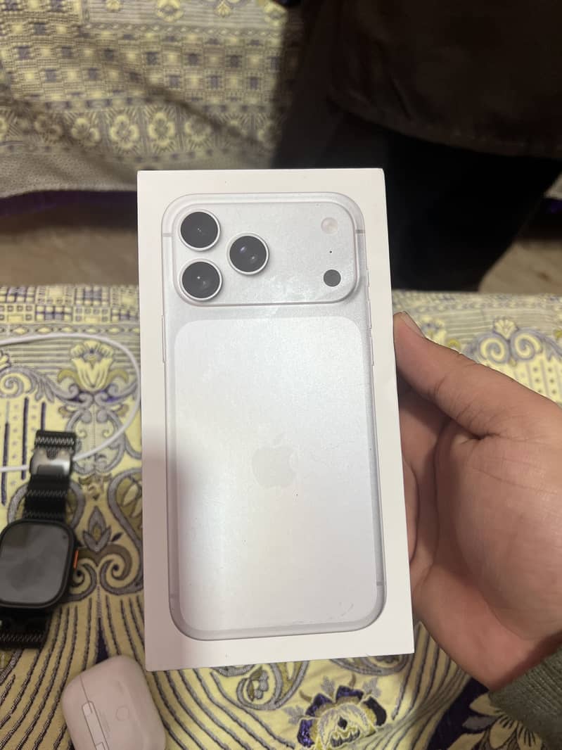 17 pro max box pack white 256gb - Mobile Phones - 1111249596