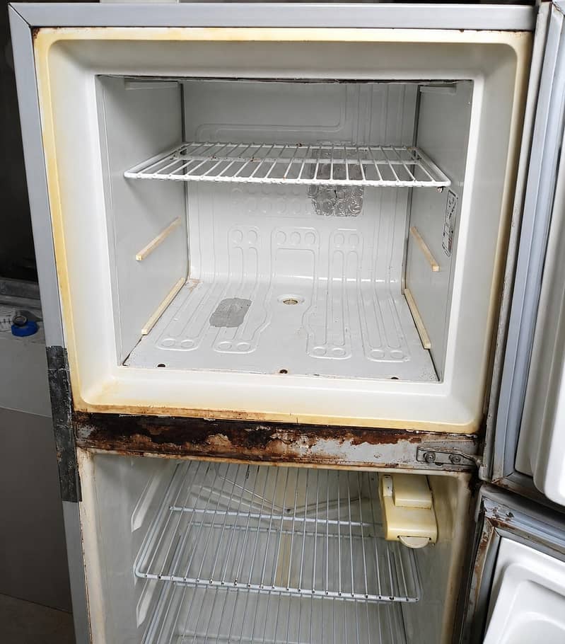 Dawlance 10 Cubic fridge for sale in good condition, excellent cooling ...