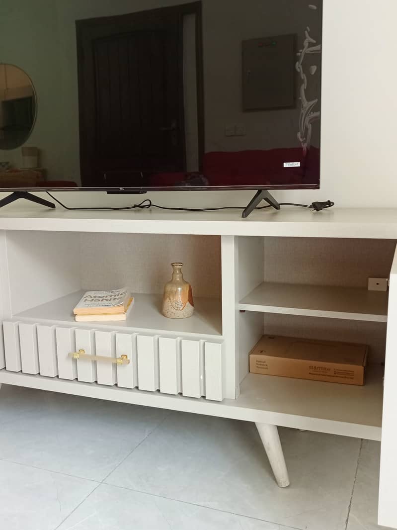 Modern TV Console / Media Unit – Excellent Condition - Console Tables ...