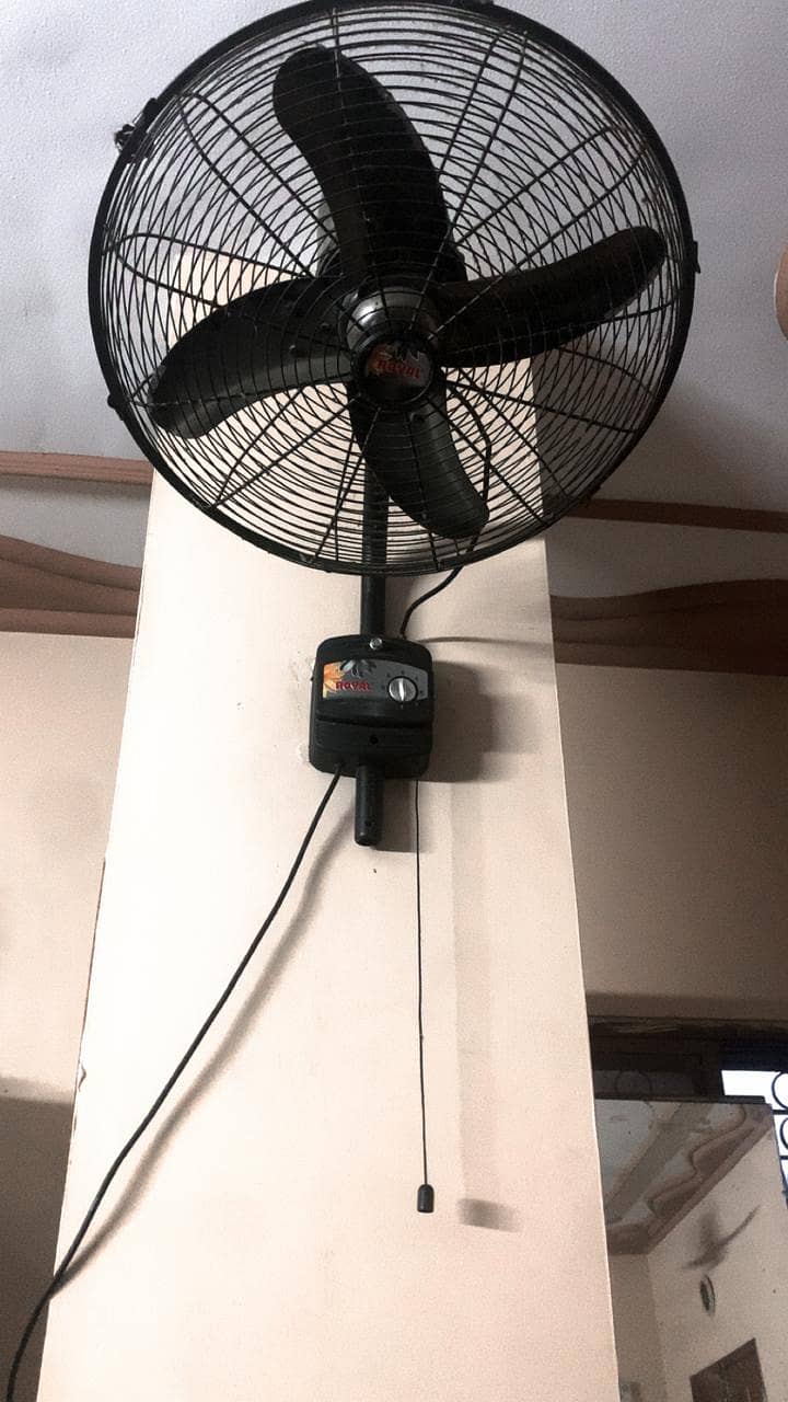 Royal Fan 10/10 condition very rarely used less than 2 months - Bracket ...