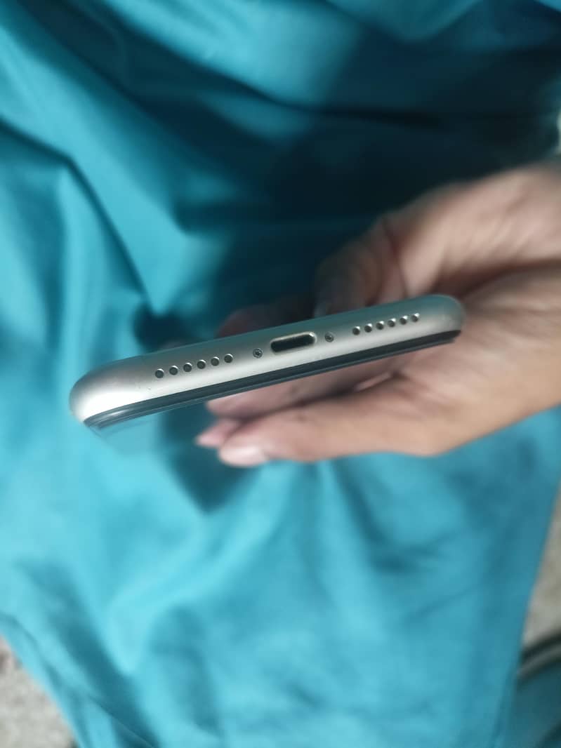 Apple iPhone 11 - Mobile Phones - 1115795626
