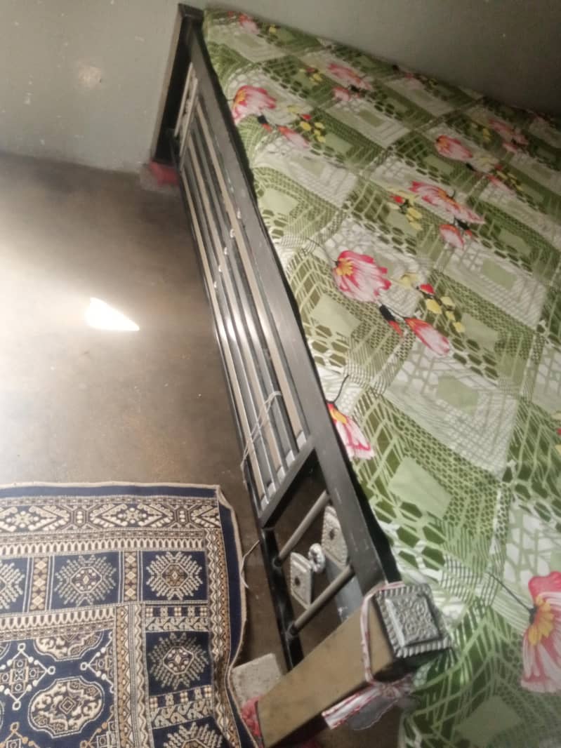 bed matrix samet aur almari teen dor wali - Beds - 1115926629