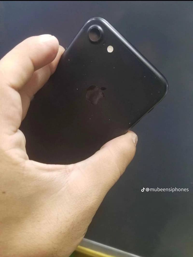 Apple iPhone 7 - Mobile Phones - 1115941772